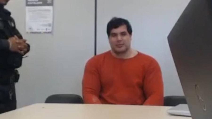 Renê mente sobre atraso após assassinar gari