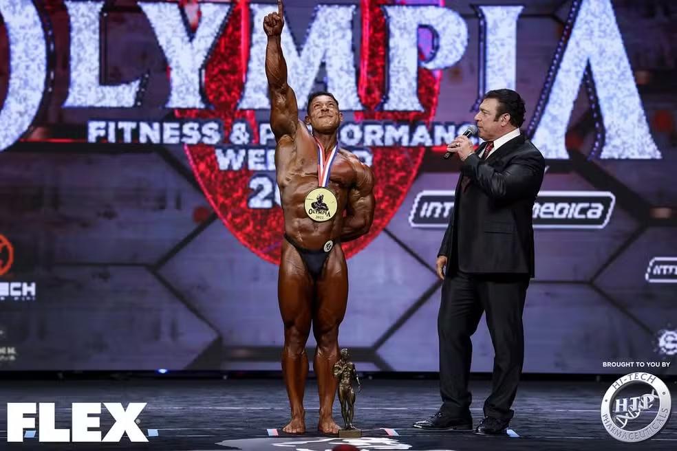 Ramon Dino faz história no Mr Olympia 2025